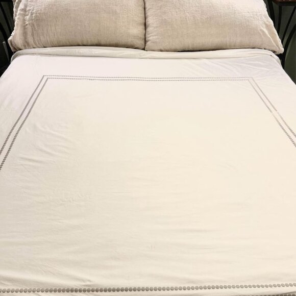 Pottery Barn | Bedding | Pottery Barn White Queen With Grey Pearls ...